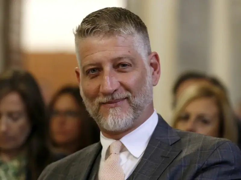 Alessandro Giuli e le polemiche scomparse dalla sua Wikipedia